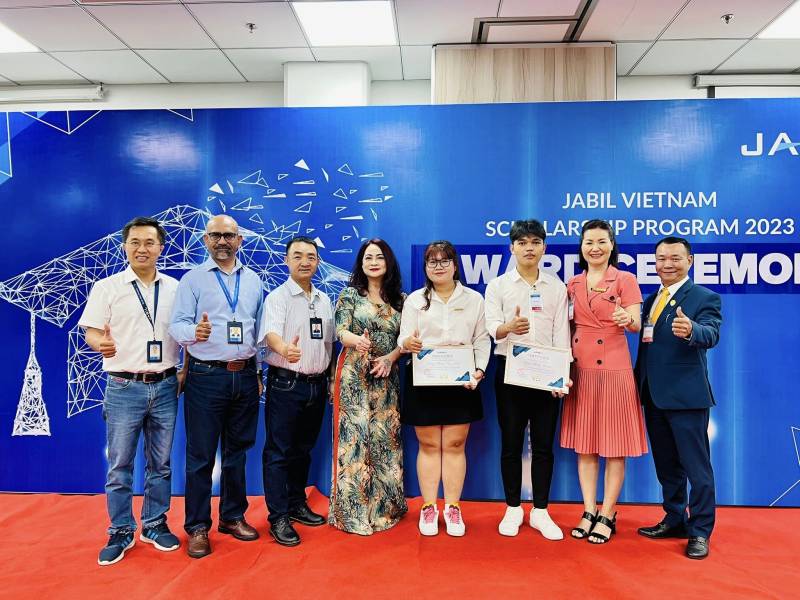 Vượt qua 800 SV từ 9 trường ĐH, 2 SV UEF nhận học bổng Jabil Việt Nam 2023